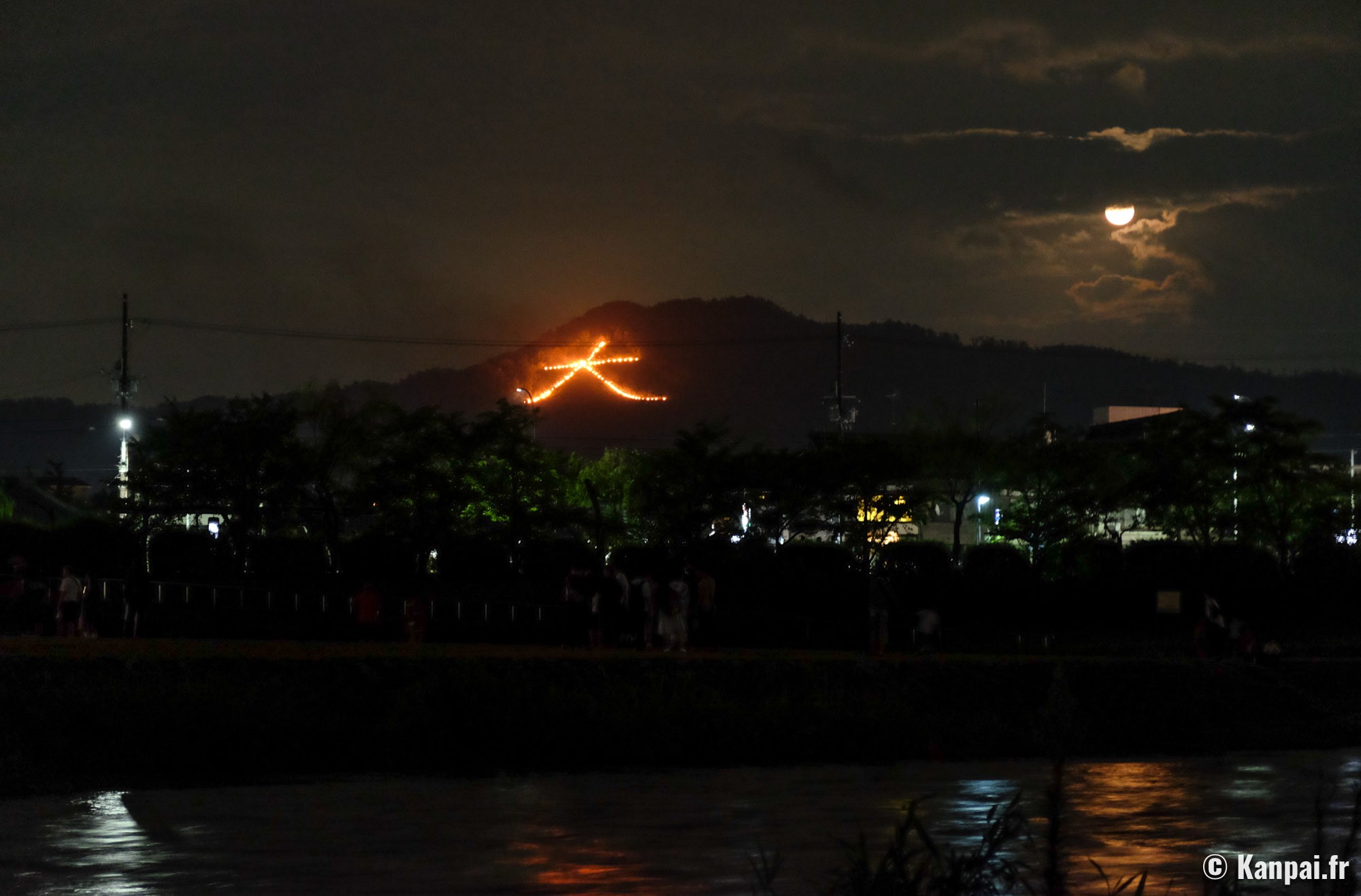 Gozan no Okuribi - 🔥 Le festival des immenses feux de Daimonji